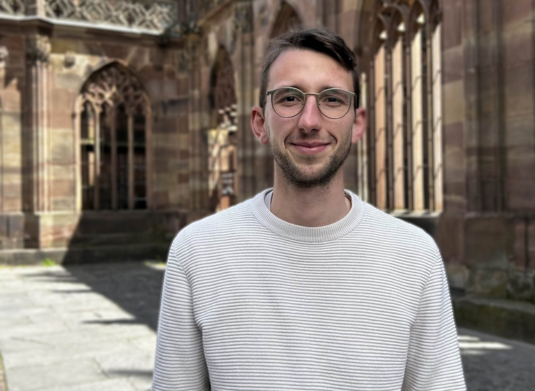 TU Ilmenau - UniOnline: Mirror-symmetric physics?